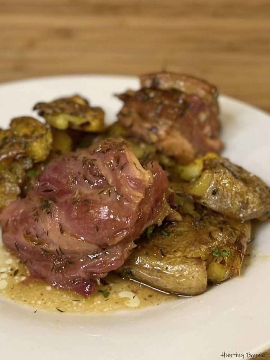 Jarret de porc confit et smashed potatoes à la provençale – Hunting Bonnie